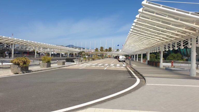 Verwunderlich Nizza Flughafen Ankunft Ebenbild